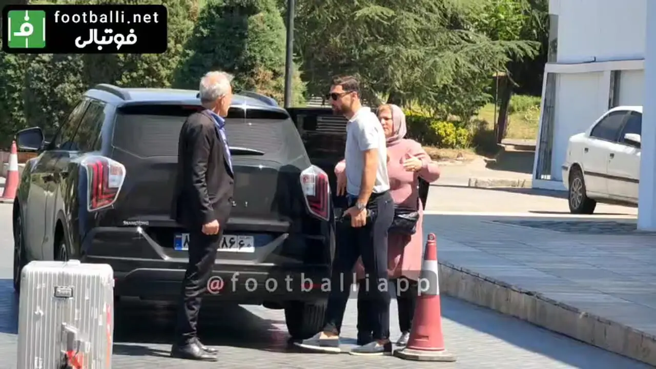 صحنه احساسی خداحافظی ستاره تیمملی از پدر و مادرش